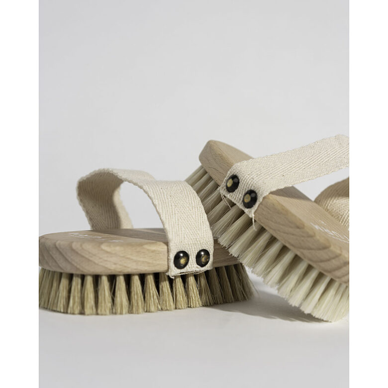 Dry brushing: Den ultimate guiden til strålende hud - Fredrik & Louisa